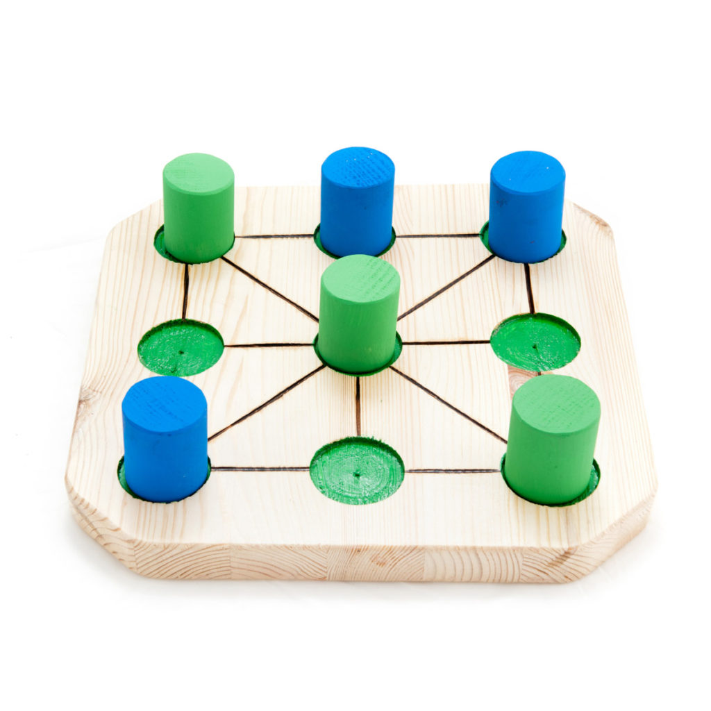 Tres en raya de gigantes. El tradicional juego de estrategia en tamaño XXL