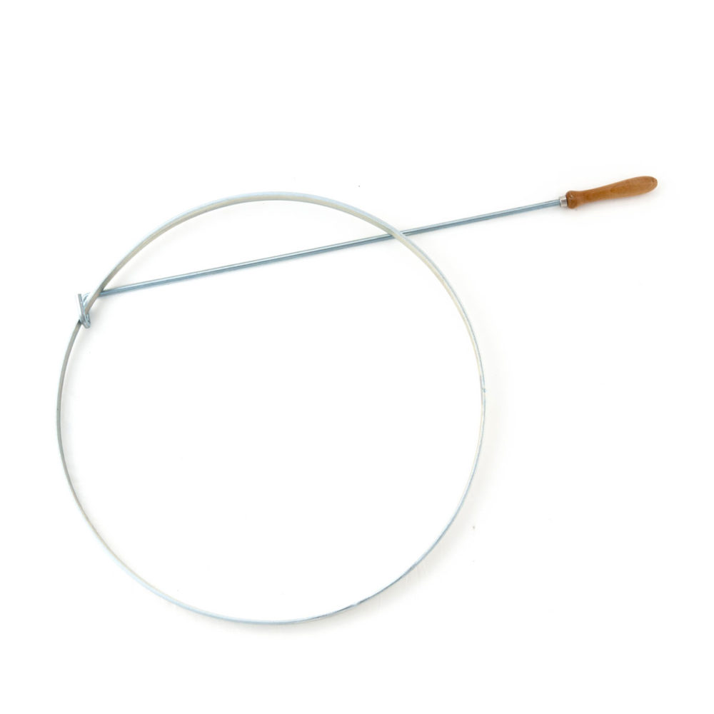 El Aro. Aro y guía forman un divertido juego tradicional infantil.